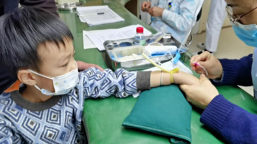 三岁的小宝这次生病是第一次打针,前几天用了留置针