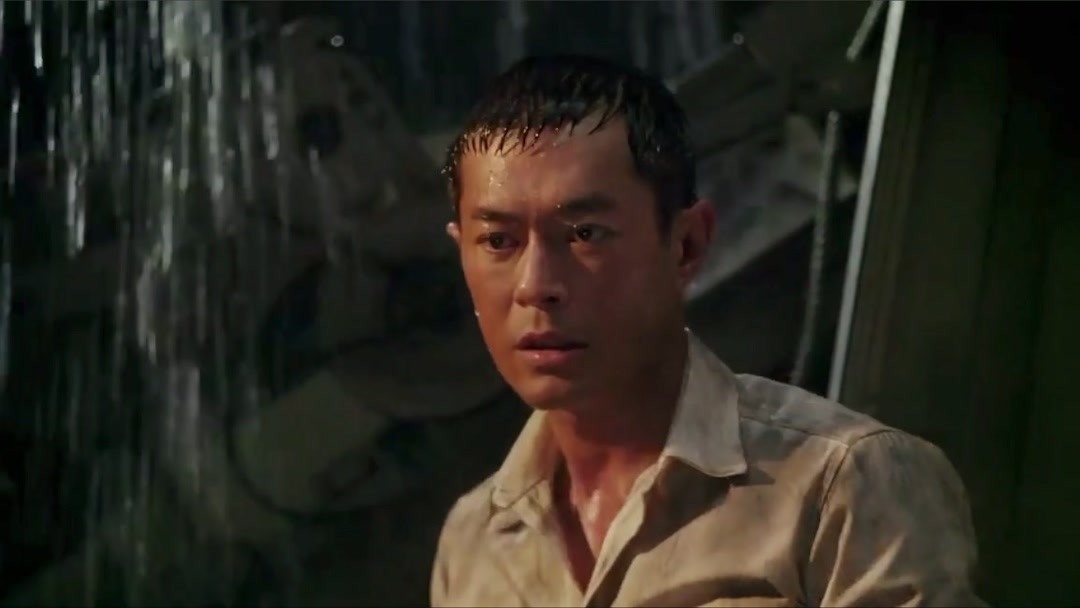 逃出生天:阿强见到大军的帽子,但大军没死,两兄弟深情相拥