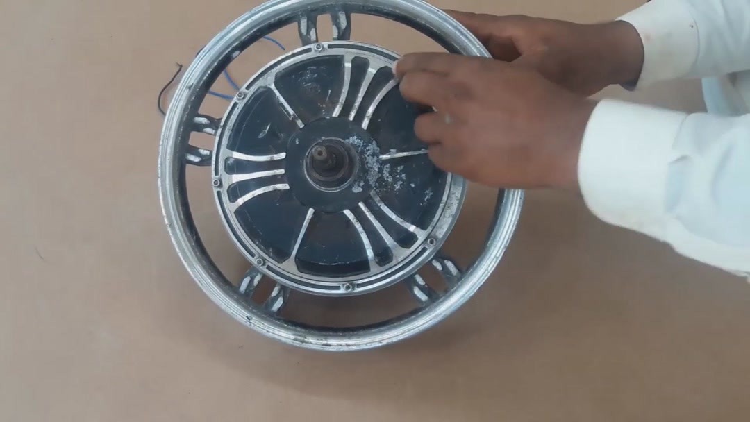 新实验,电动车后轮简单改装,制作免费能源电动机