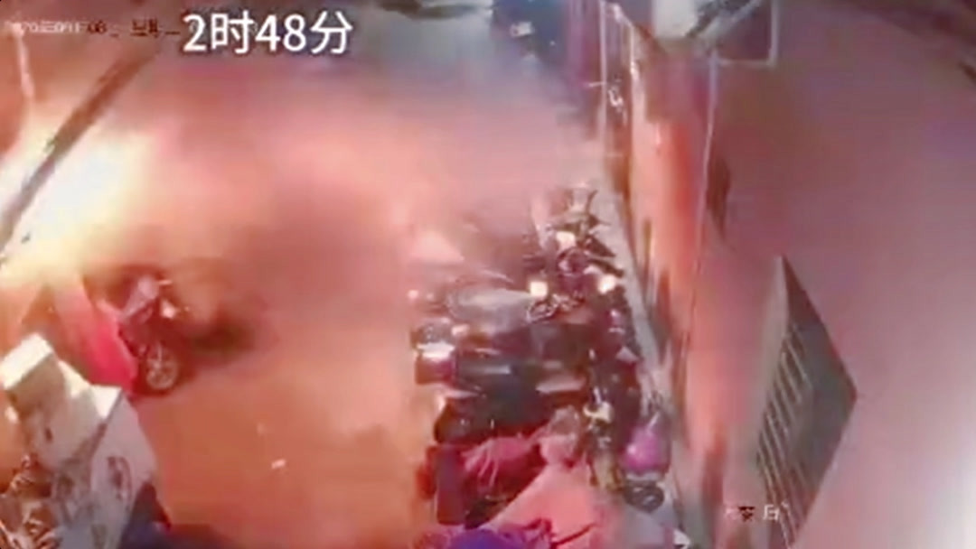 5旬老汉出租屋内给电动车电池充电爆炸 监控拍下火光喷射一幕