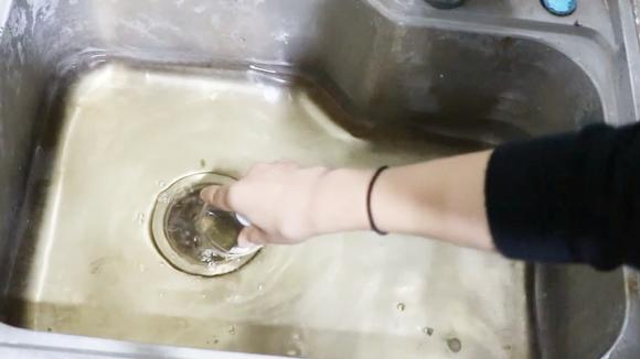 厨房下水道堵住了,一个简单方法,两三下所有异物都疏通,厉害了