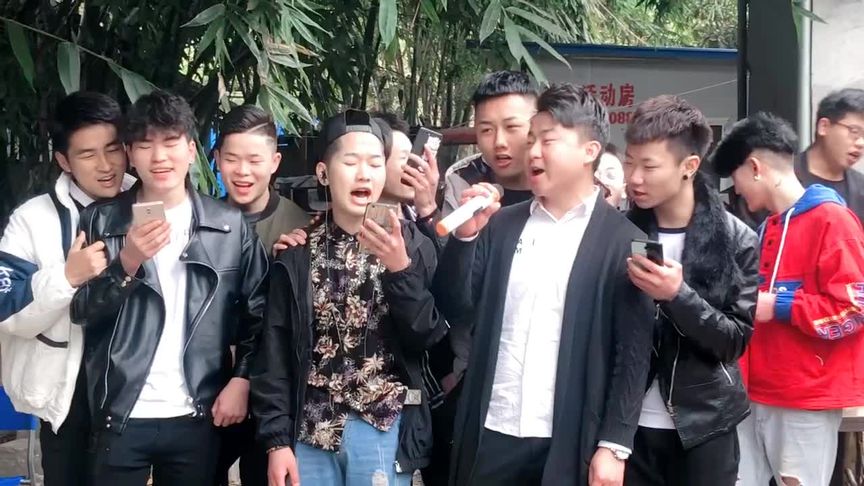 好好一个年会搞成演唱会。认为唱了还行的点个赞