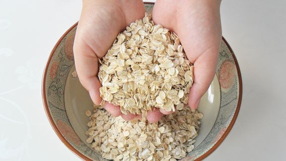 燕麦不要熬粥了,教你新吃法,一揉一卷,层层酥脆,1斤不够吃