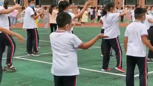 课间操改成海草舞蹈,男同学个个都是潜力股