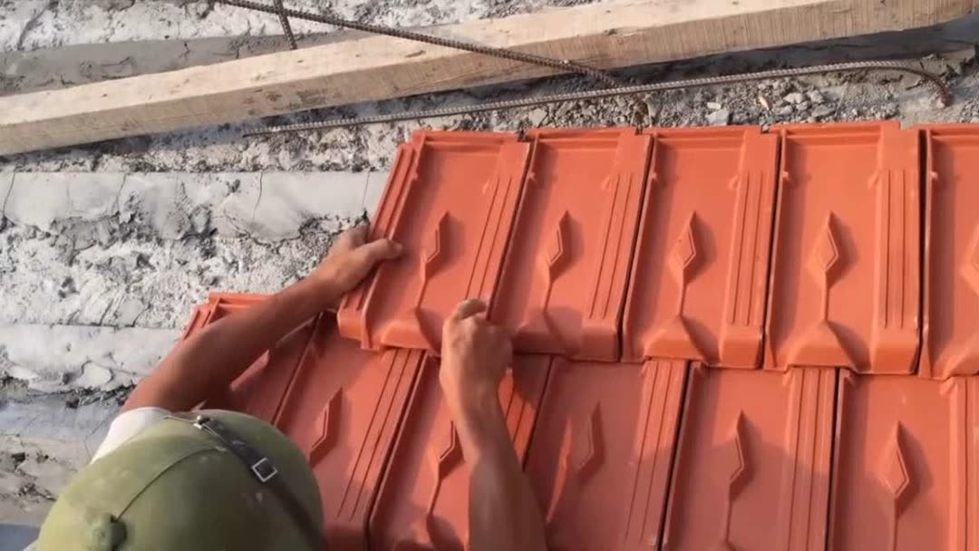 实拍农村自建房屋顶铺瓦砖的施工工艺,其实没有想象中的那么难