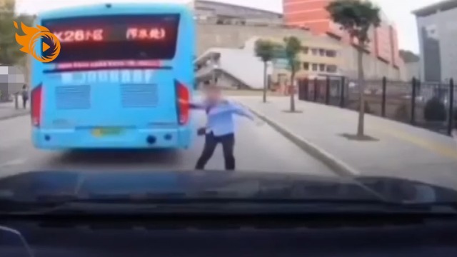 误触电子手刹,公交"无人驾驶"撞上私家车,幸无人受伤