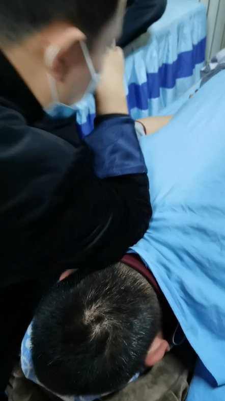 肘拨法之坐位正拨。力度由轻到重。推拿手法