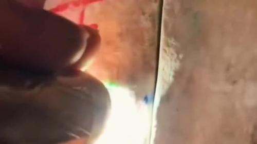 打灯的时候毫无表现,结果切割出一个大家伙,翡翠就是这么神奇