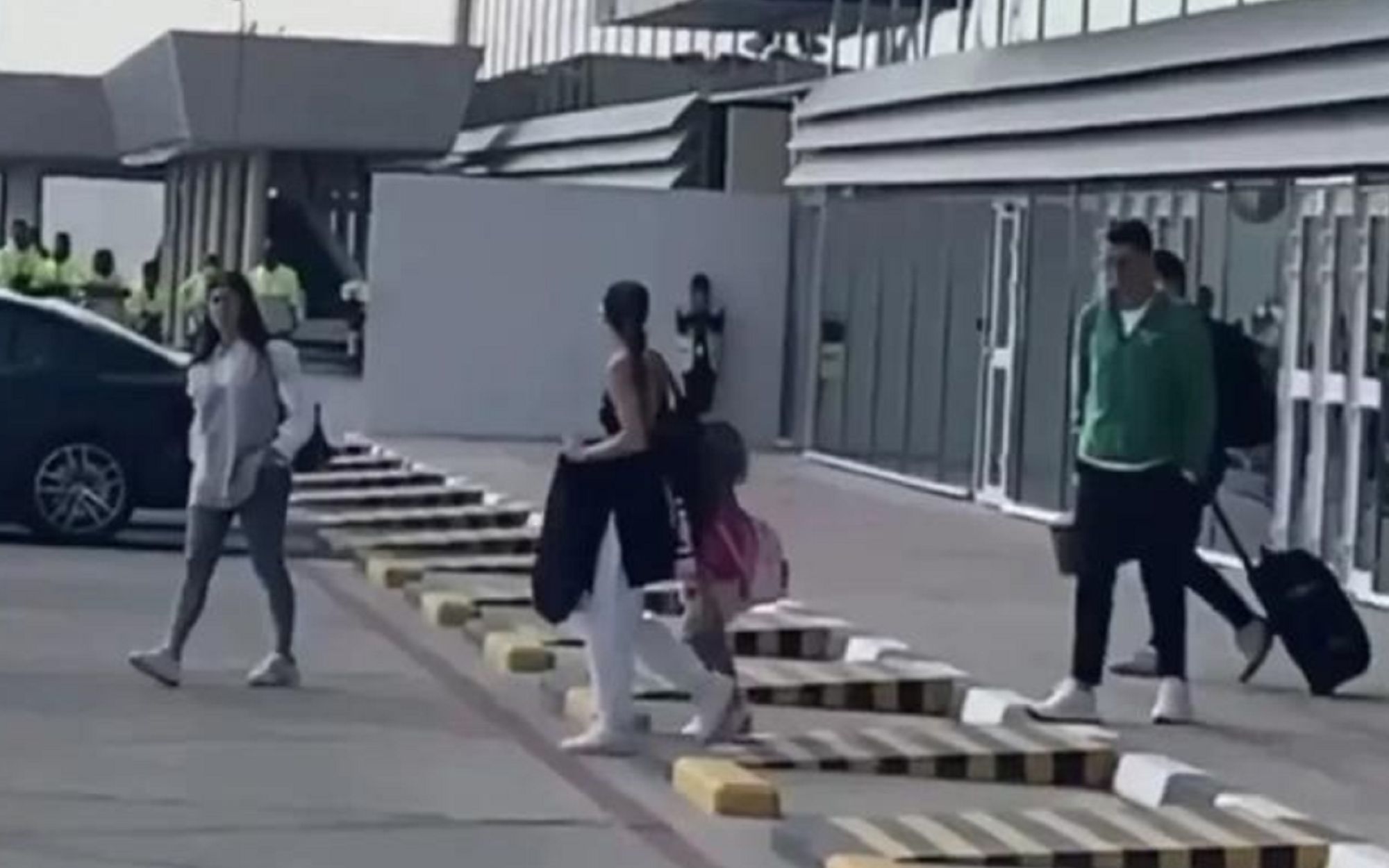 C罗回去了!乘私人飞机离开卡塔尔,心情低落黯然神伤,家人陪伴