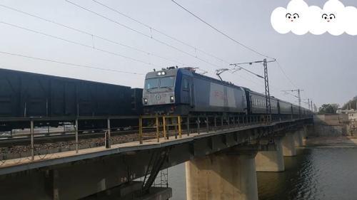 K2288次快速旅客列车与货运机车京广铁路桥会车瞬间