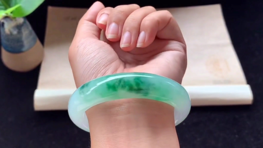 缅甸天然翡翠手镯,如画灵动,细腻油润,高端大气,时尚魅力!