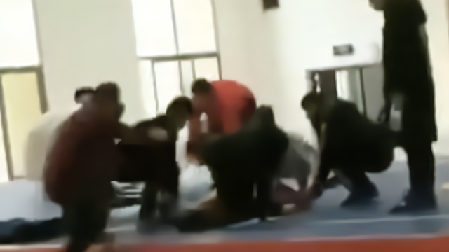 武校一学生运动会练散打,倒地身亡