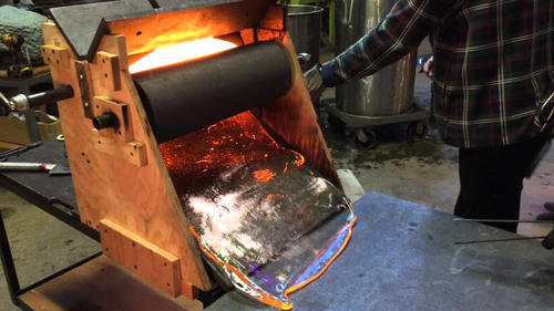 玻璃的生产加工过程,奇怪的是整个生产流程只有几个工人