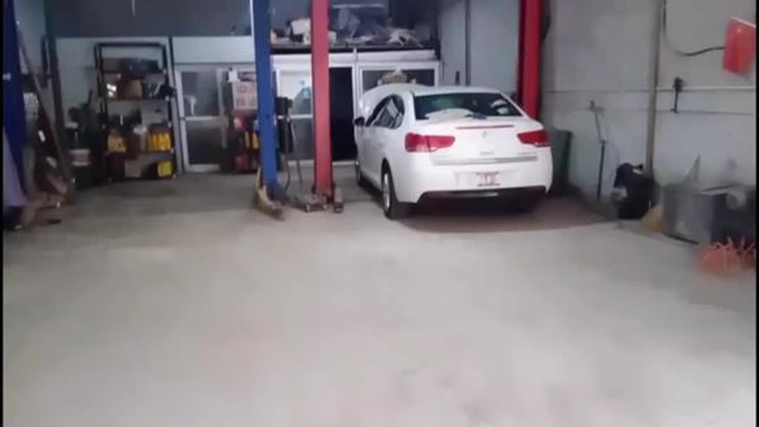 客户来做保养了修理工不在亲自给客户干#西安二手车鉴定评估