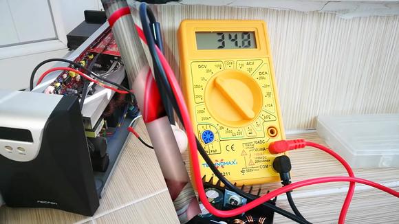 电池逆变器(计算机UPS),通过太阳能面板的直接连接进行操作