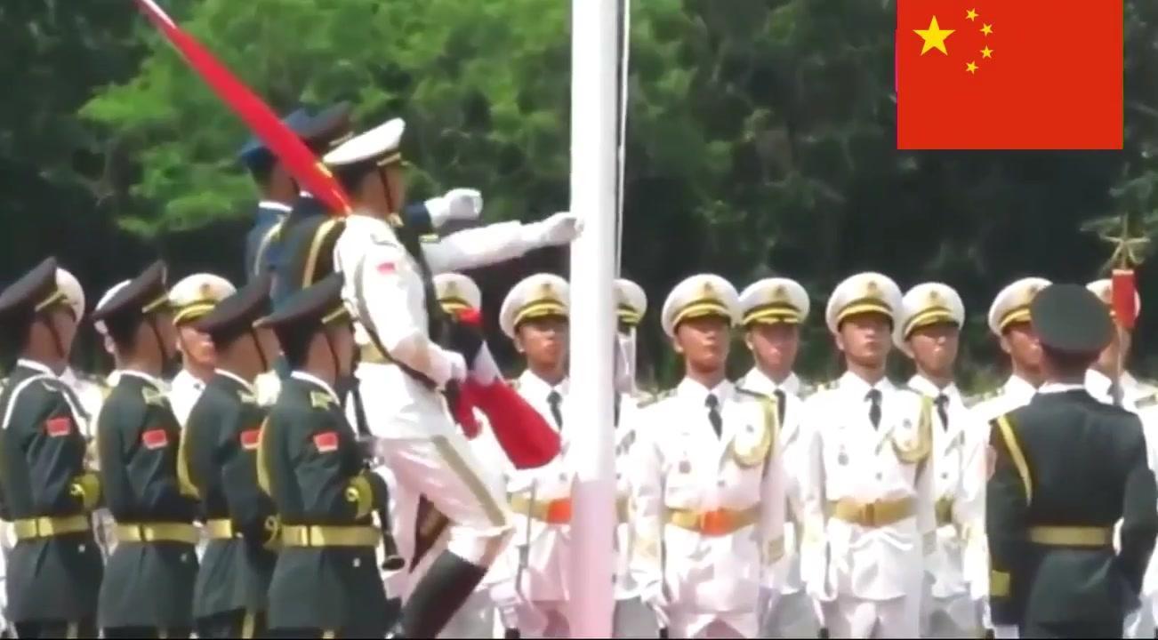 震撼!解放军香港举行升旗仪式,国歌响起有小朋友跟着唱...