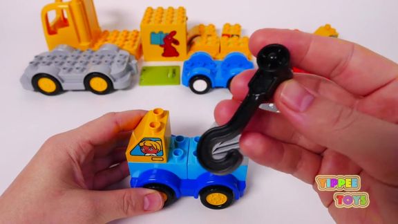 趣味启蒙,小萝莉玩漂亮玩具车,还有积木小挂车