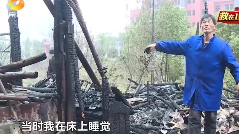 小区两间杂物深夜失火,消防紧急救援,灾后画面曝光现场惨不忍睹