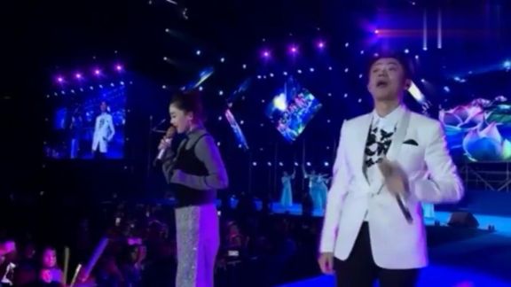 凤凰传奇演唱《荷塘月色》歌声唯美,饱含情深歌美极了