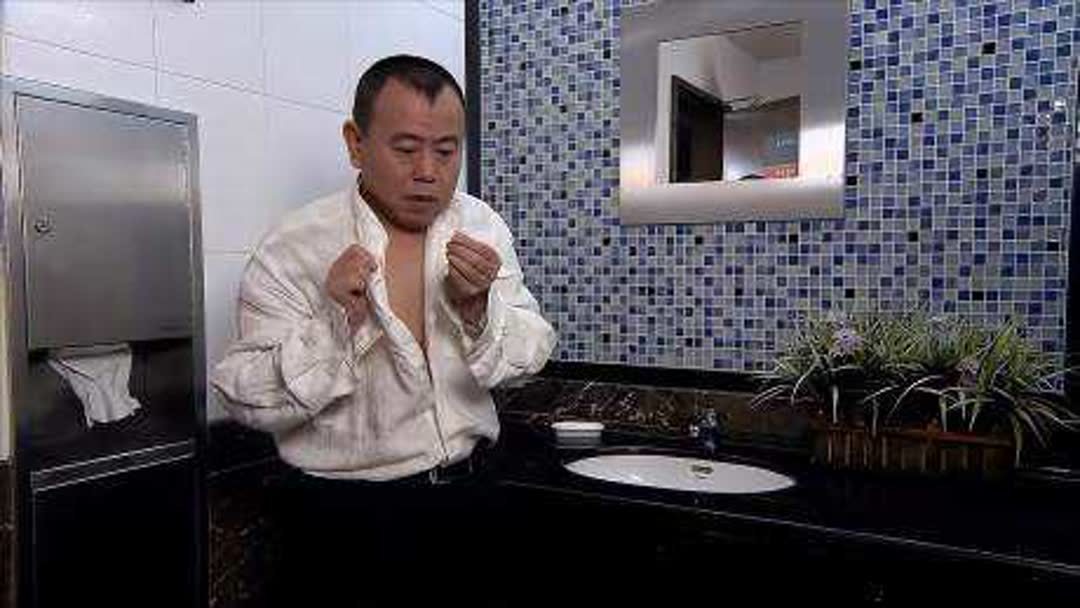 精豆儿:精豆用钉针当扣子,下秒一解开衣服,身上的洞太搞笑了!