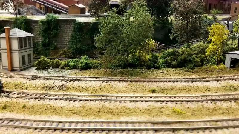 制作非常真实的实景铁路模型 上面行驶的火车居然拉着这么多车厢