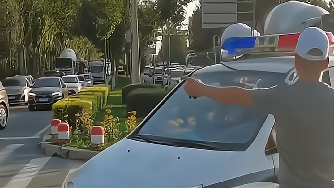 交警下班后遇到交通拥堵,一秒开启上岗模式,仅2分钟就疏通道路