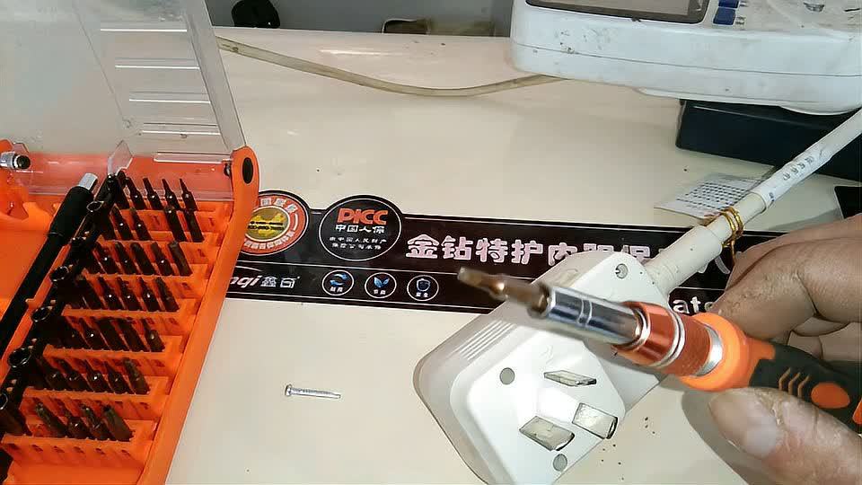 在网上购买了一盒万能的螺丝刀今天总算派上用场看看吧