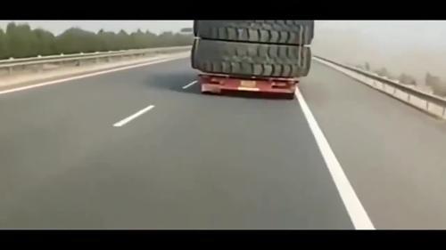 大货车拉这么大的轮胎,还真是第一次见