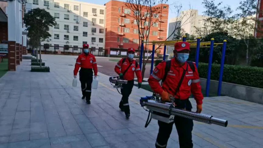 防控消杀 预防为主 救援队义务为学校校舍消毒