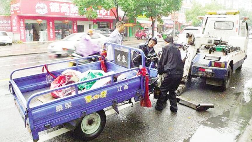 电动三轮车那么方便,为什么县市里却不允许上路?听听专家怎么说