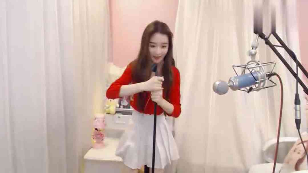 美女搞笑跳钢管舞,粉丝大喊像女巫做法