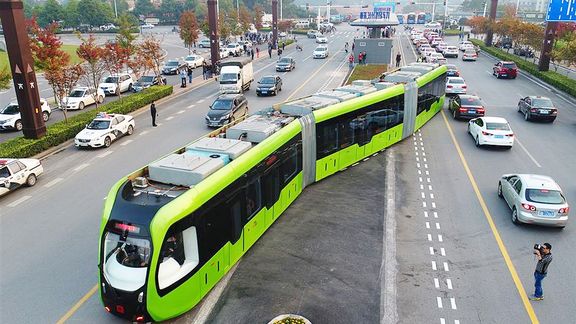 全球首列!中国无轨列车开上马路,列车不用轨道就能满街跑!