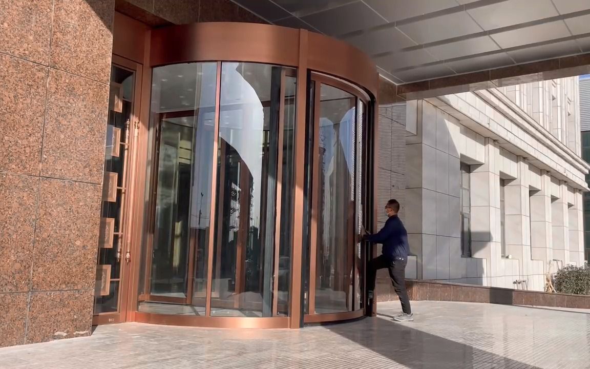 旋转门领域新突破,锐泽科技专利技术:展箱回缩不夹人