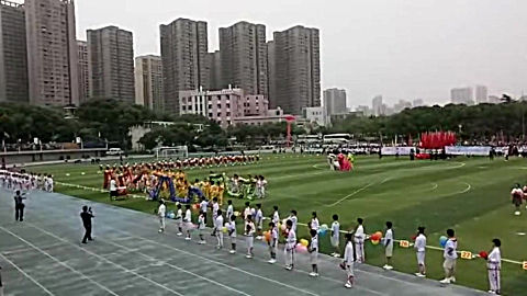 中小学生运动会开幕式,各种形状的队列,真会玩啊