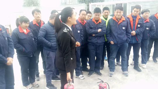 消防灭火器的正确用法: 美女教官教你怎么使 受益终身