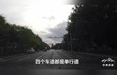 宁夏回族自治区中卫市的路很宽四个车道都是单向感觉像在逆行