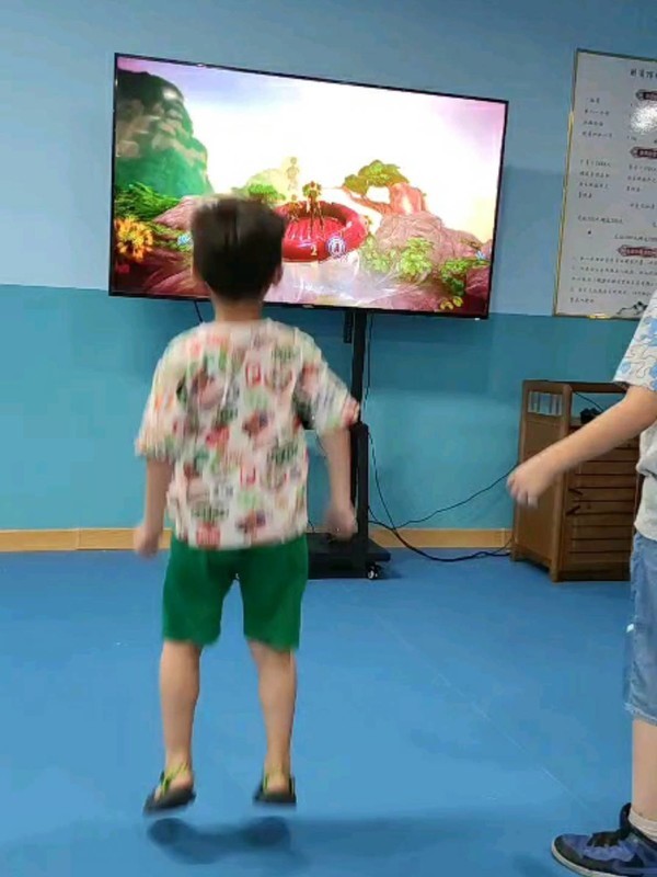 孩子们玩下很多年前的Kinect一代