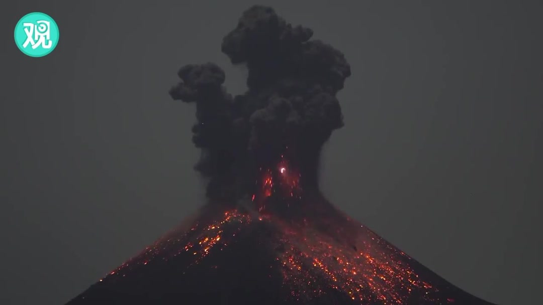 印尼喀拉喀托火山喷发出现闪电