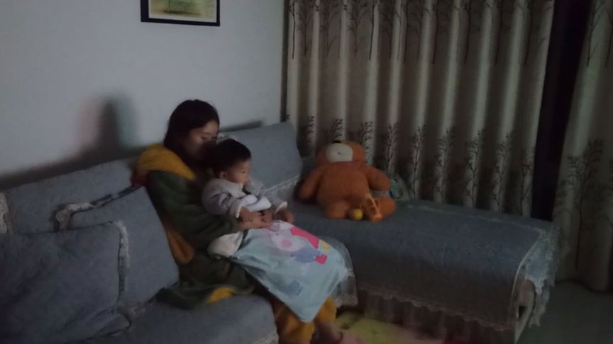 半夜不睡觉,起来看动画片,精神还挺好#宝宝不睡觉