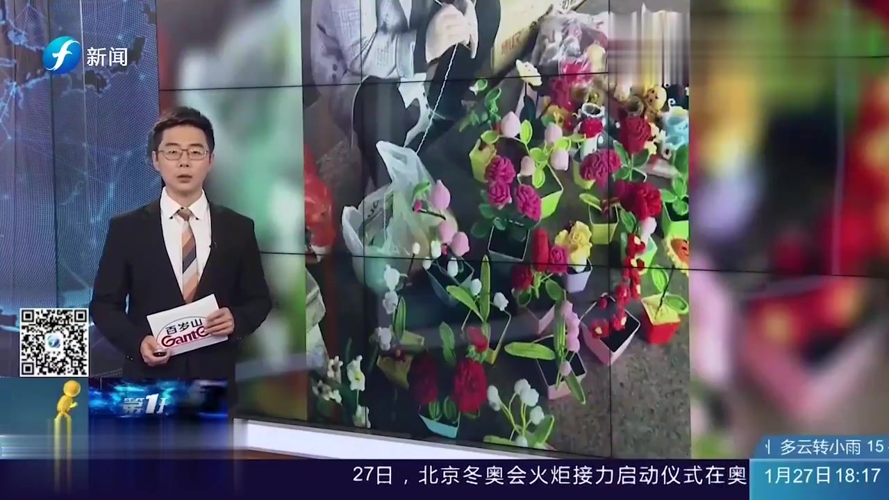 阿姨路边售卖亲手织的毛线花束,每一枝都好看|现场