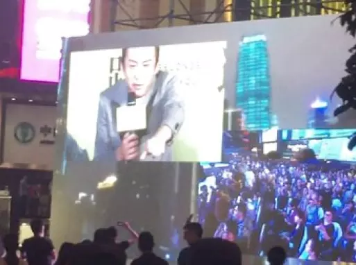 从你的全世界路过首映礼 杨洋重庆解放碑路演!好帅啊!