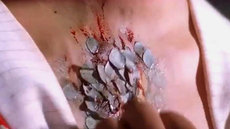 丈夫帮妻子挠痒痒,一用力竟挠出了蛇鳞,妻子真身暴露!