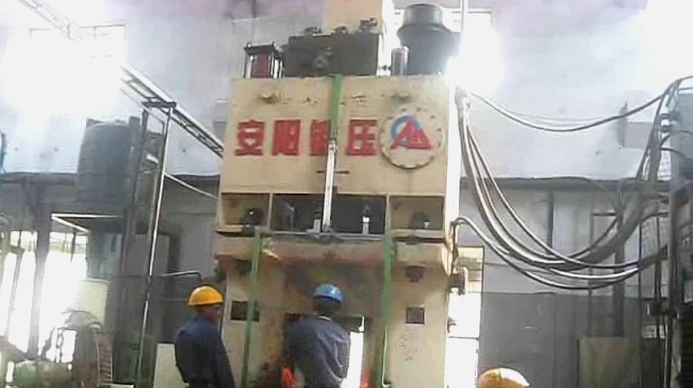 汽车配件的精密生产过程数控锤锻造汽车配件程控全液压模锻锤