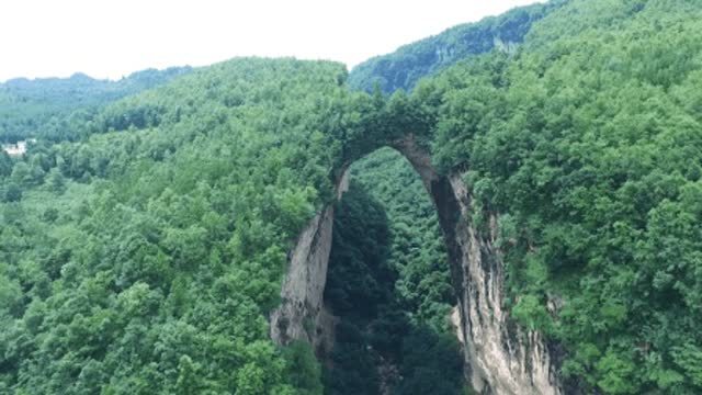 贵州大山里的喀斯特地貌奇观,世界上最高的公路天生桥,太壮观了
