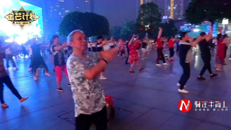 中国最大的广场舞队伍,每天上千人一起跳,还有保安维持全程管理