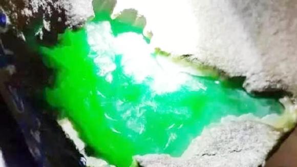 翠友放在家里的翡翠原石被熊孩子拿出去玩,拿回来怎么就开了窗