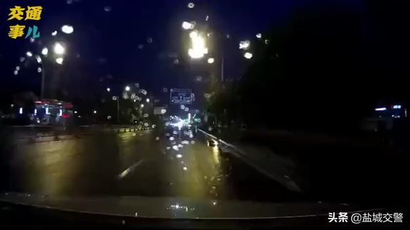 雨天行人闯红灯被撞,你觉得视频车有责任吗?