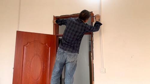 木门安装校正门套,门套线对角切割这样标记尺寸确实是个好方法