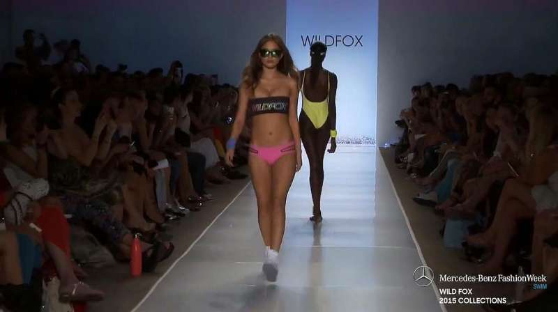 丰满模特快步走来,一个“急停”,女人味十足!