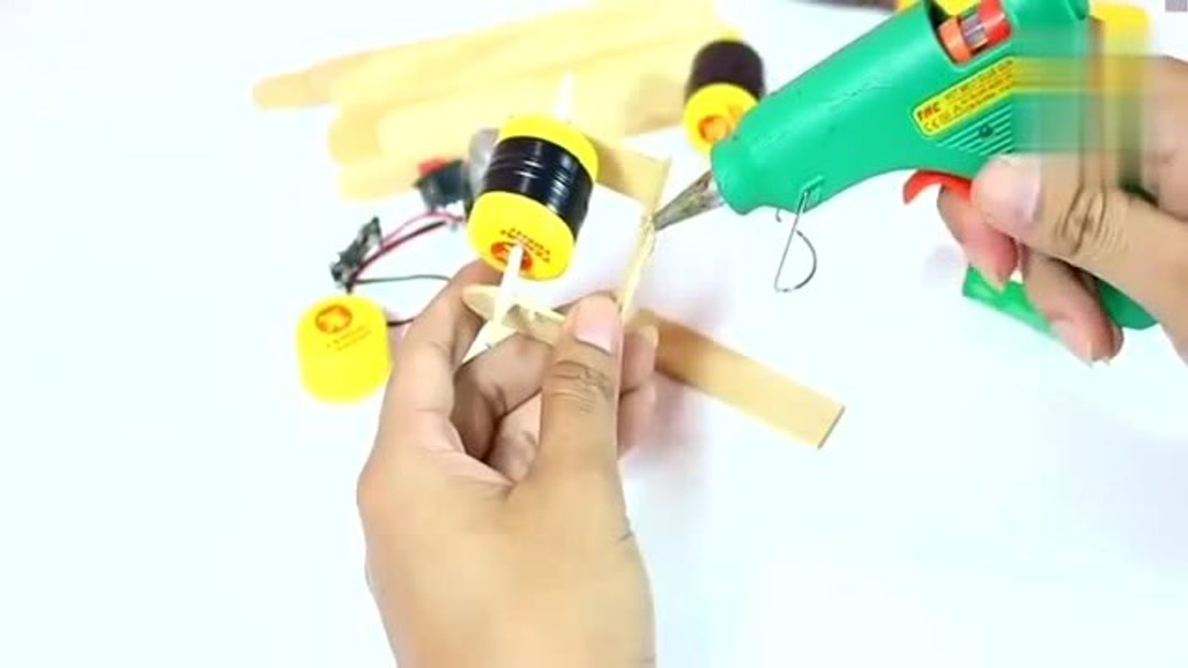 玩具创意手工木板制作电动三轮摩托车3